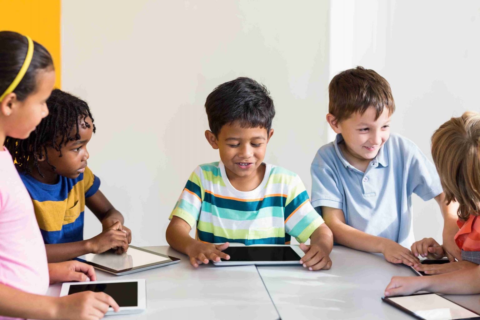 Ctrl+Play - Escola de Tecnologia - Aprenda a Criar Games, Apps, Robôs